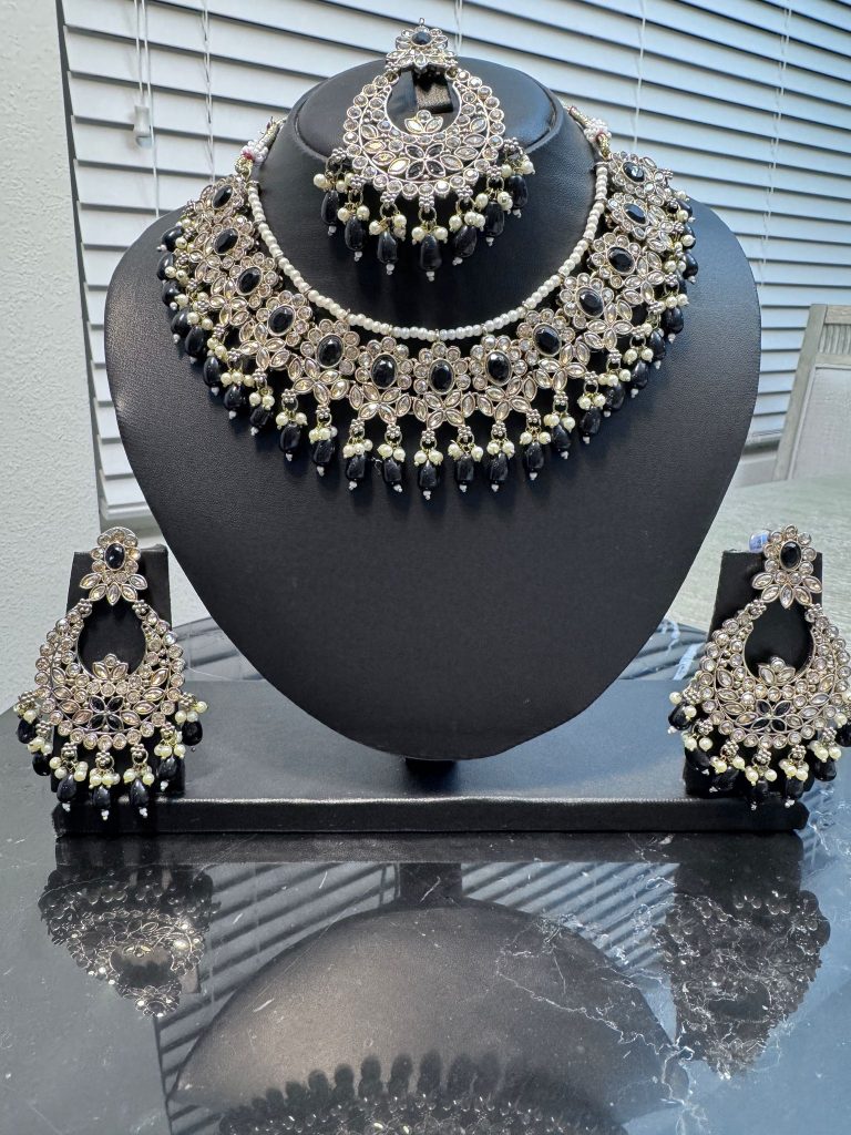 Majestic Black Choker Kundan Necklace Set - Eastern Clozet